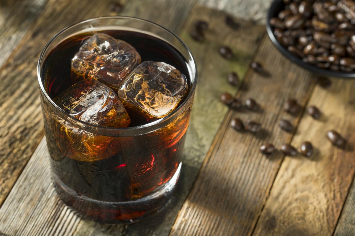 Preparación de un Black Russian - Hielos del Sureste