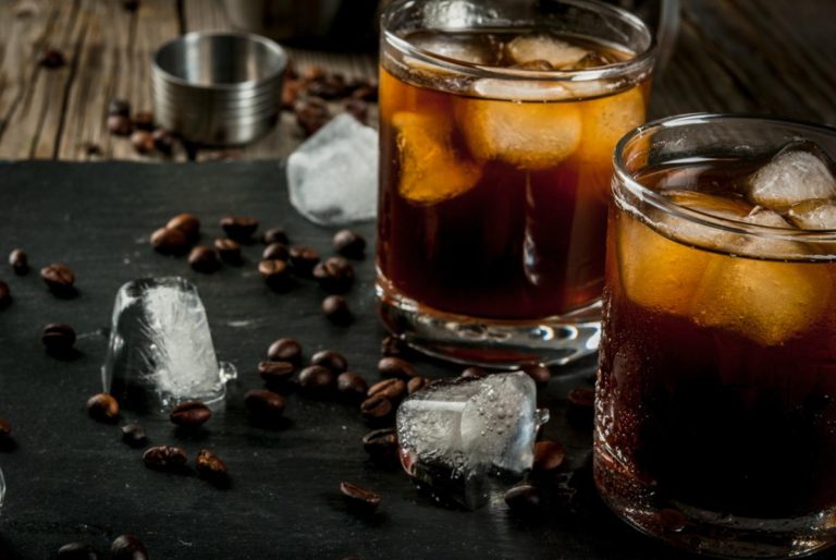 Preparación de un Black Russian - Hielos del Sureste